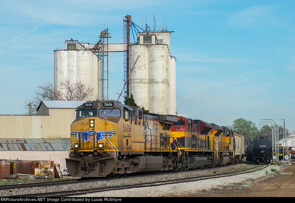 UP 5606 westbound K&O empty grain train